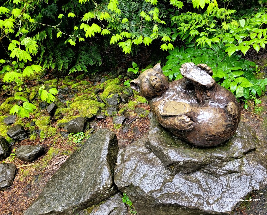 Bear having fun sculpture: Sculpture Saturday - bend branches